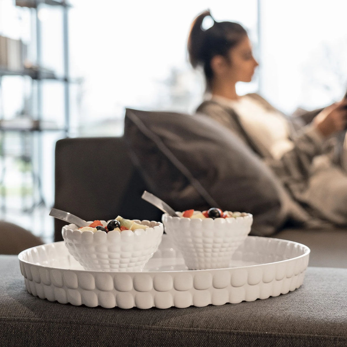 Guzzini - 35 cm Tiffany round tray on Arteni.it