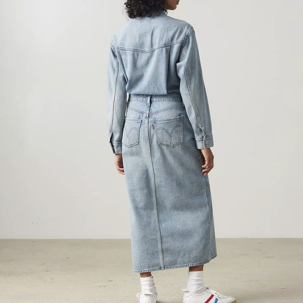 LEVI'S - Abito in denim midi con spacco frontale su arteni.it